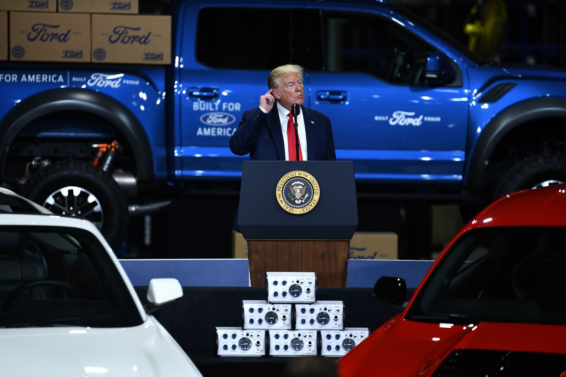 Trump tours Ford plant without a mask, defying company policy | Driving