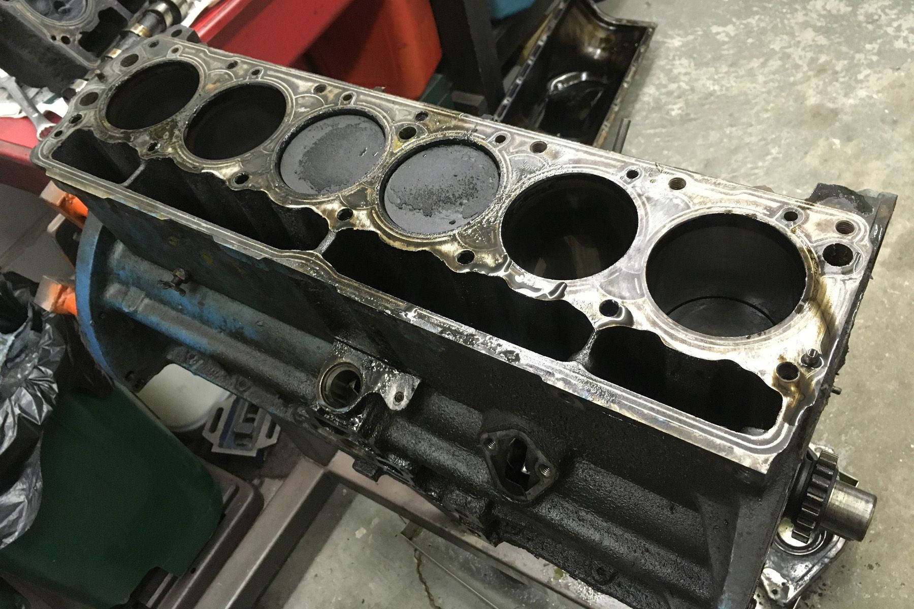 Rebuilding the Slant Six engine of a 1971 Plymouth | Driving