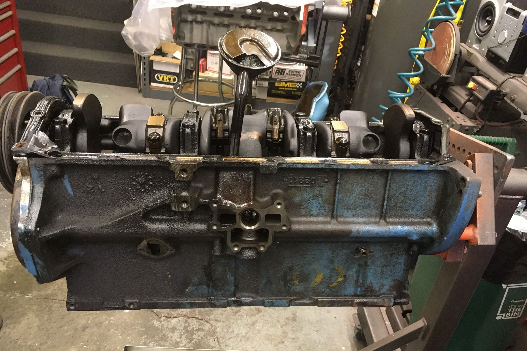 Rebuilding the Slant Six engine of a 1971 Plymouth | Driving