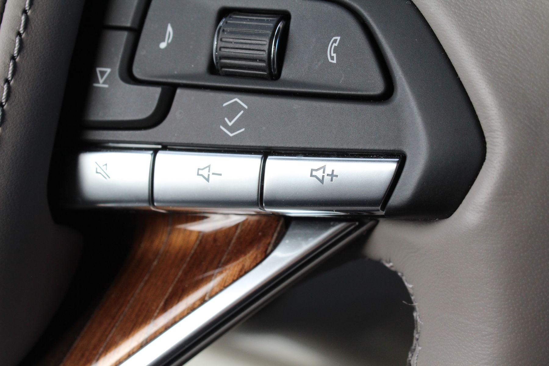 Which luxury brand has the better sound system — Lincoln or Cadillac ...