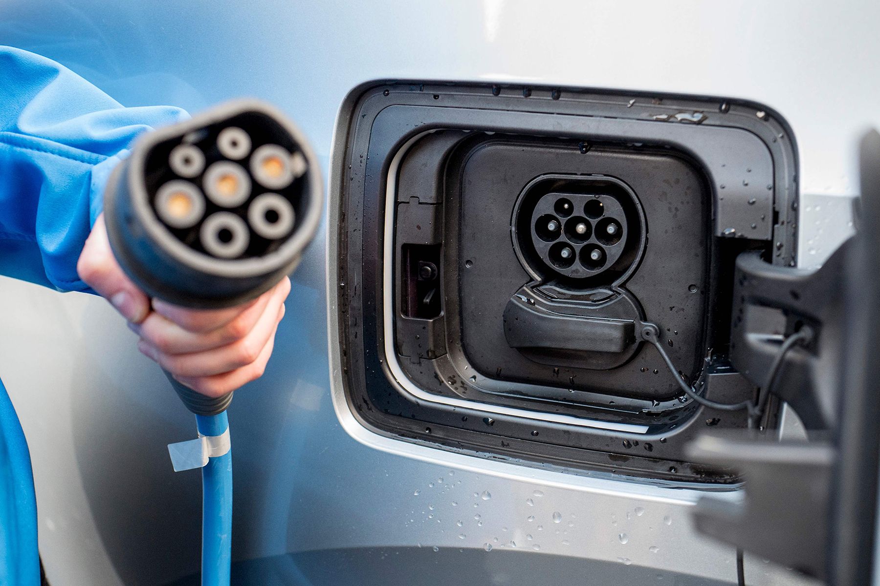 GM expands Canadian charging network by nearly 5,000 public plugs | Driving