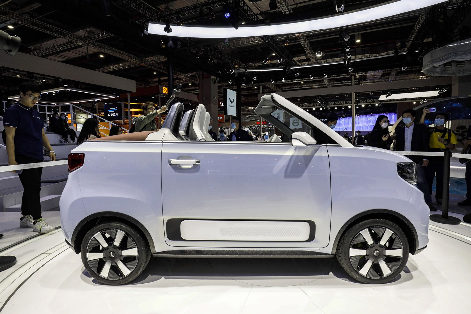 News Roundup: Shanghai Auto Show highlights, a car-climbing Tesla ...