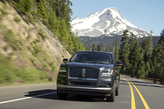 First Look: 2022 Lincoln Navigator | Driving