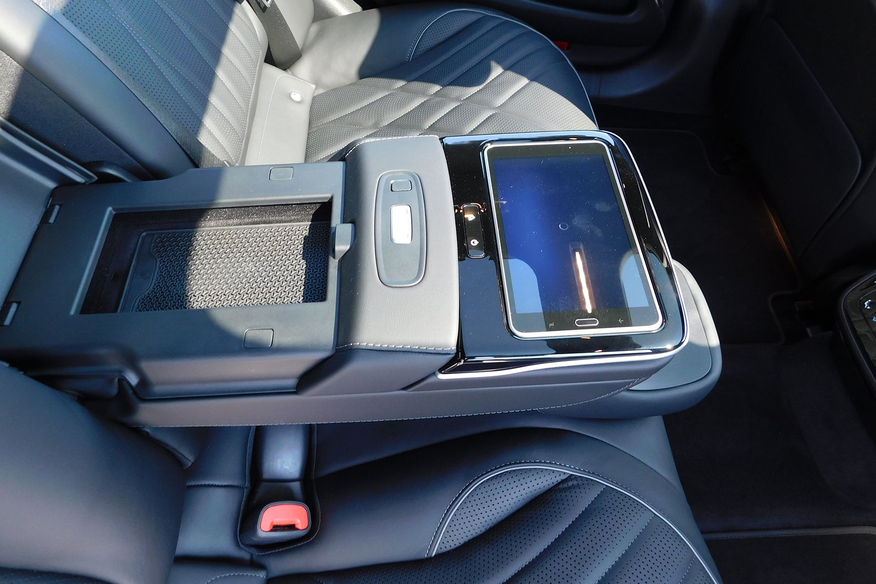 First Drive: 2022 Mercedes-Benz EQS 4MATIC | Driving