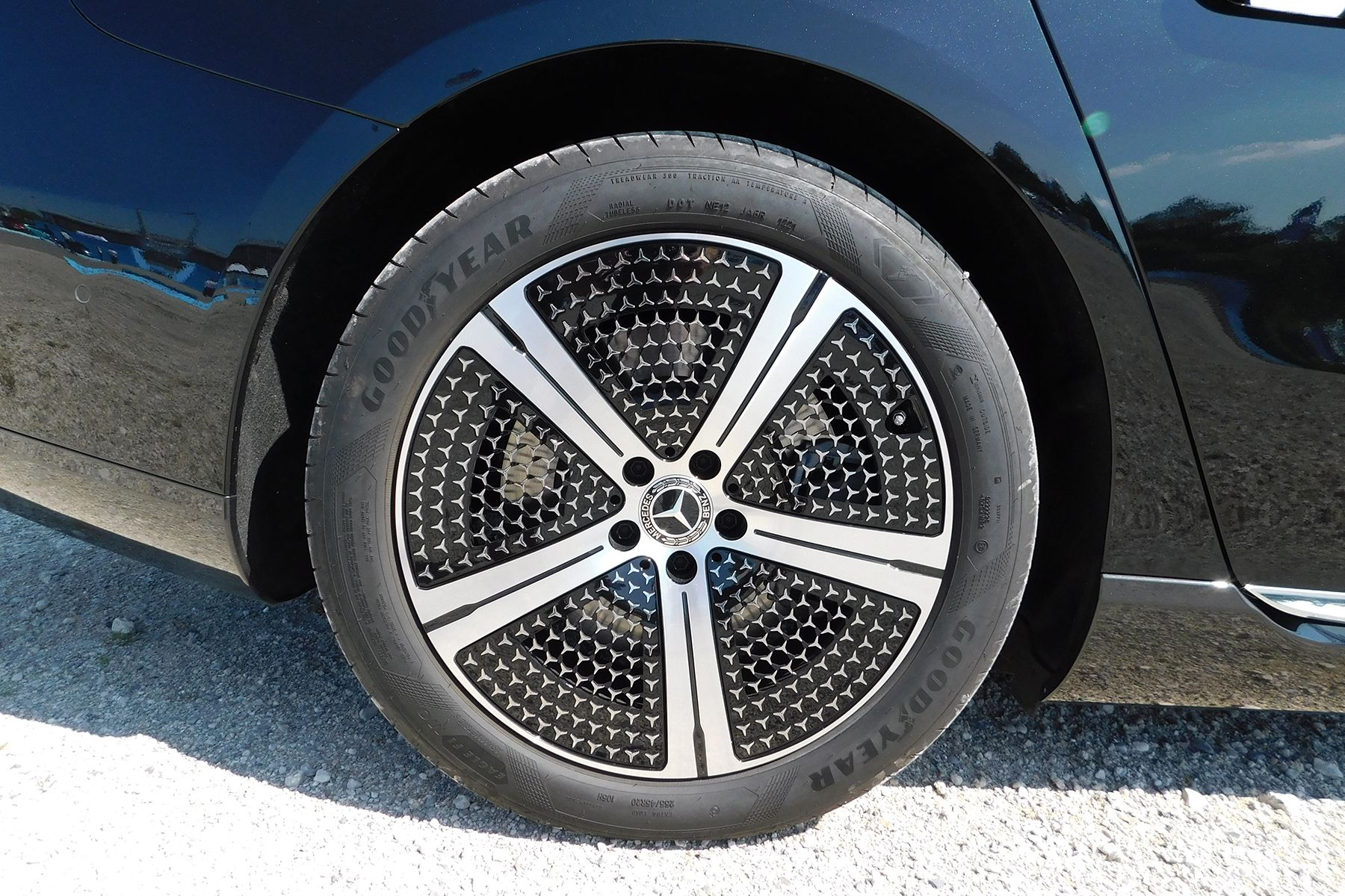 First Drive: 2022 Mercedes-Benz EQS 4MATIC | Driving