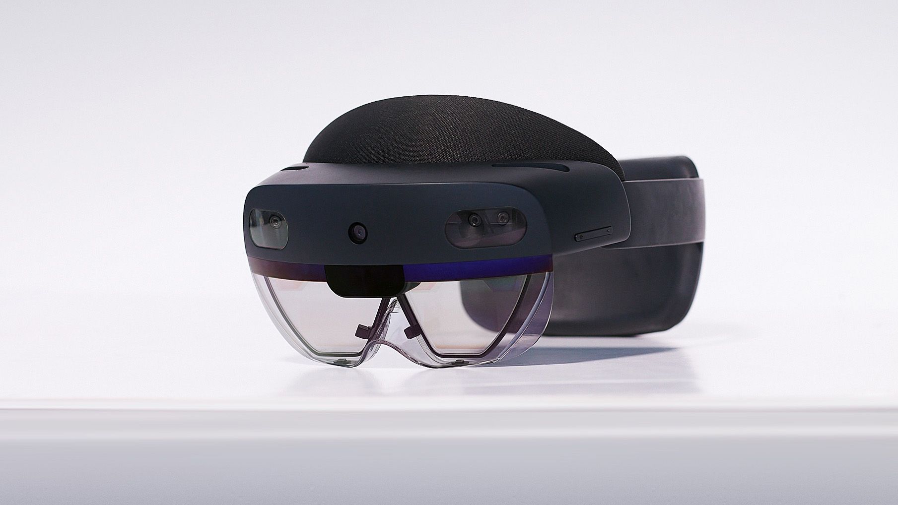 Mercedes-Benz brings Augmented Reality to its service department | Driving