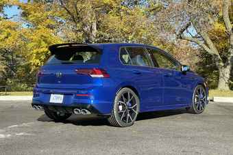 First Drive: 2022 Volkswagen Golf R | Driving