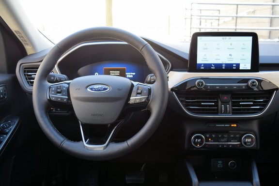 SUV Review: 2021 Ford Escape PHEV | Driving