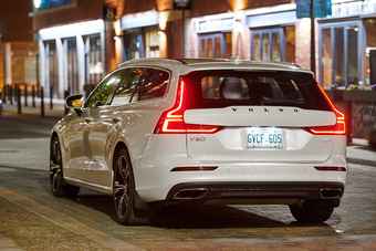 Wagon Review: 2021 Volvo V60 T8 Plug-In Hybrid | Driving