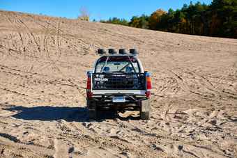 Tyco toy for a big boy: The Nissan Desert Runner | Driving