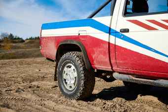 Tyco toy for a big boy: The Nissan Desert Runner | Driving