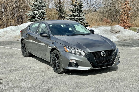 Car Review: 2022 Nissan Altima SR Midnight Edition | Driving
