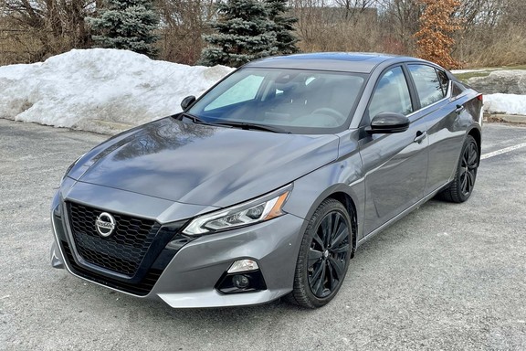 Car Review: 2022 Nissan Altima SR Midnight Edition | Driving