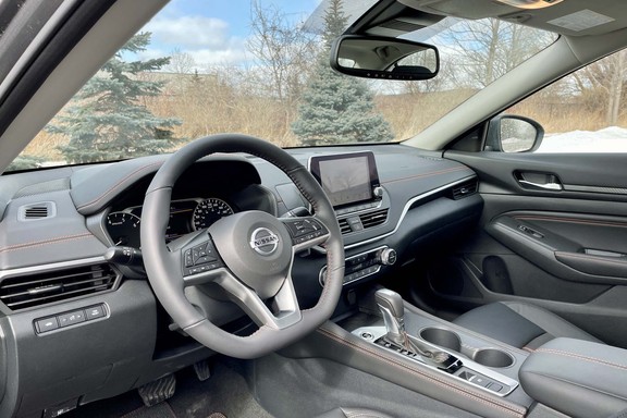 Car Review: 2022 Nissan Altima SR Midnight Edition | Driving