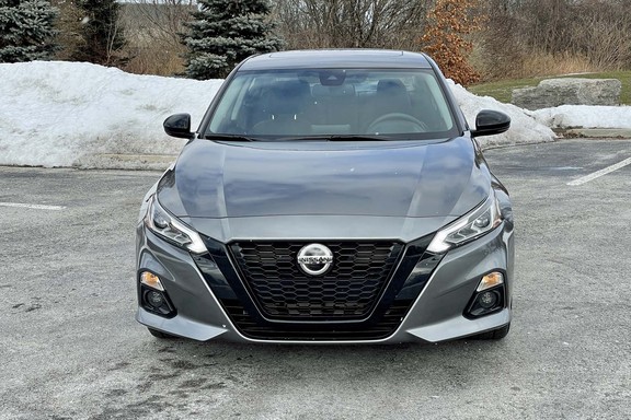 Car Review: 2022 Nissan Altima SR Midnight Edition | Driving