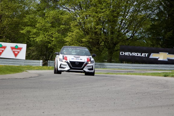 2022 Nissan Sentra vs Nissan Sentra Cup car: Any car can be a race car ...