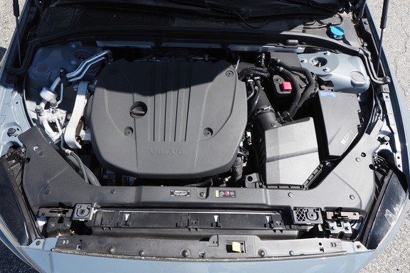 2022 Volvo S60 B5 R-Design Car Review | Driving