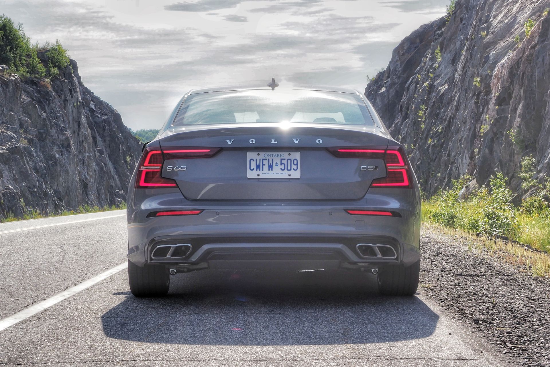 2022 Volvo S60 B5 R-Design Car Review | Driving