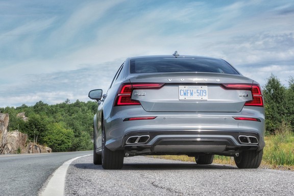 2022 Volvo S60 B5 R-Design Car Review | Driving