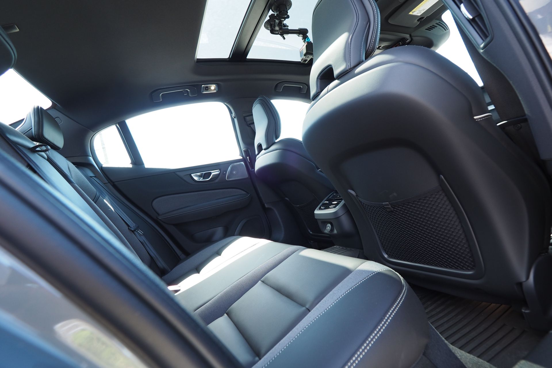 2022 Volvo S60 B5 R-Design Car Review | Driving