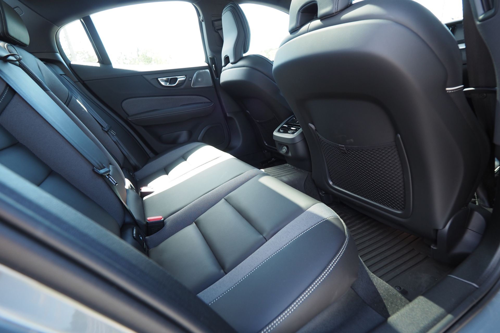 2022 Volvo S60 B5 R-Design Car Review | Driving