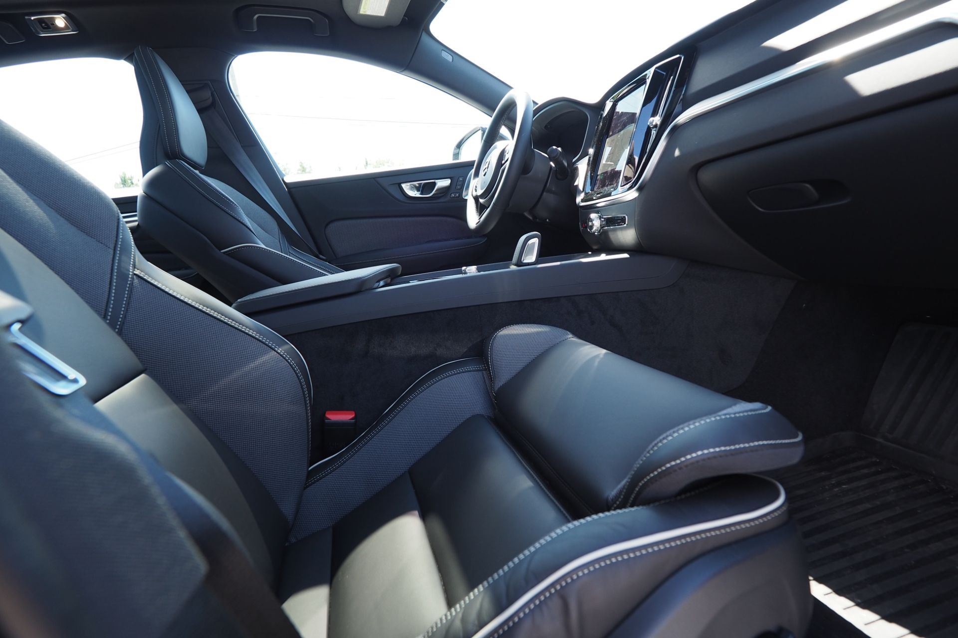 2022 Volvo S60 B5 R-Design Car Review | Driving