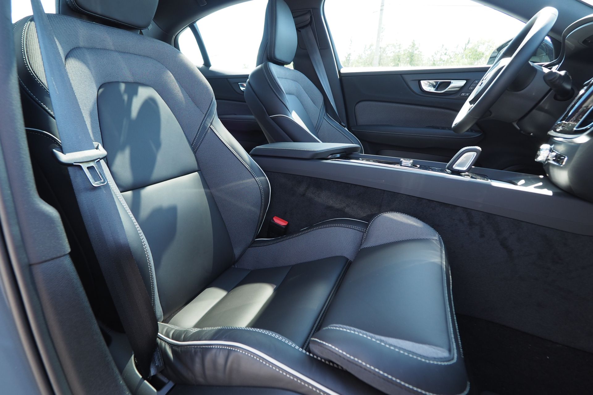 2022 Volvo S60 B5 R-Design Car Review | Driving