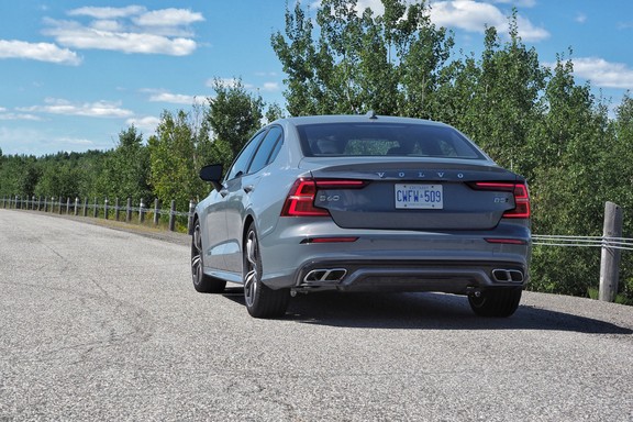 2022 Volvo S60 B5 R-Design Car Review | Driving