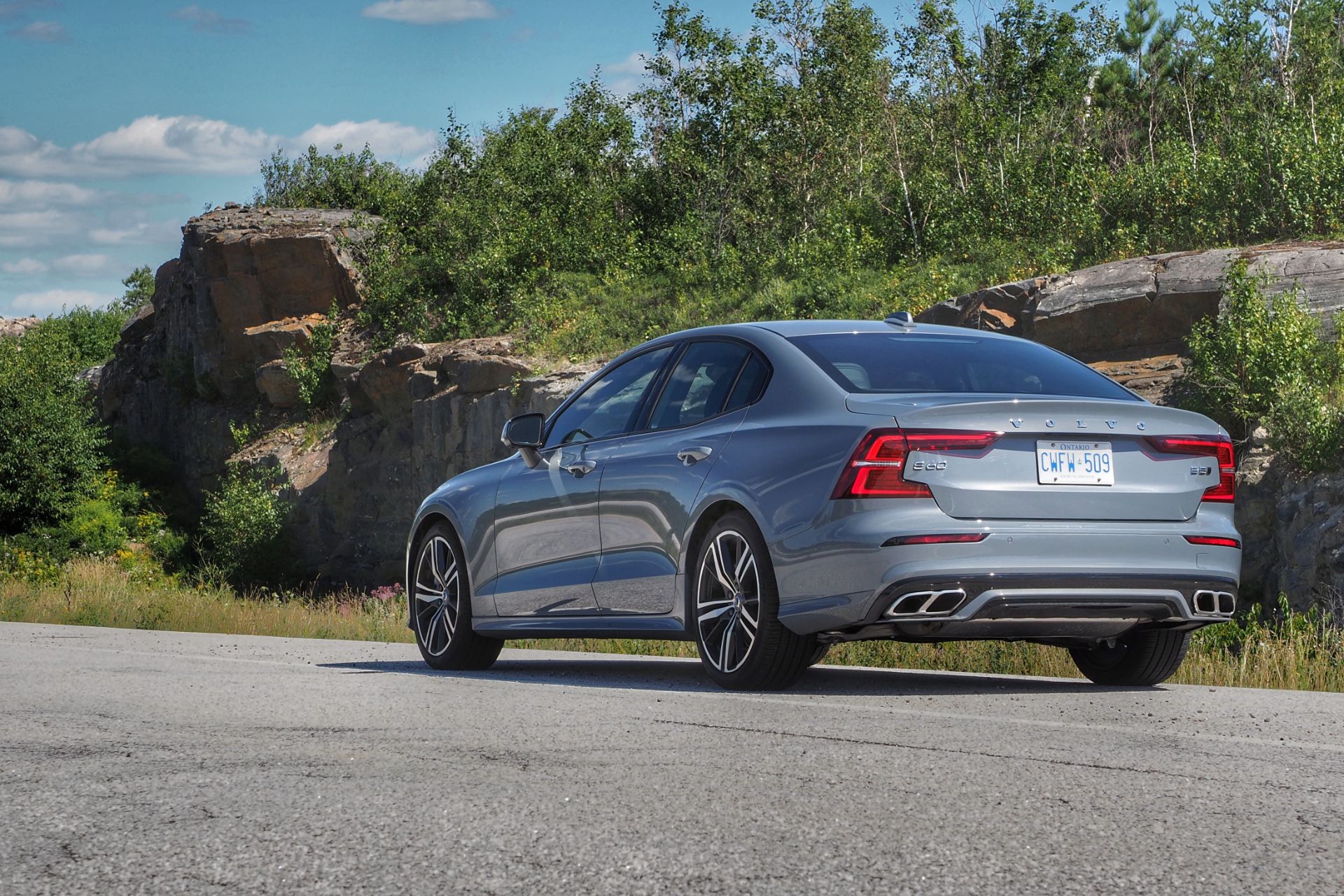 2022 Volvo S60 B5 R-Design Car Review | Driving