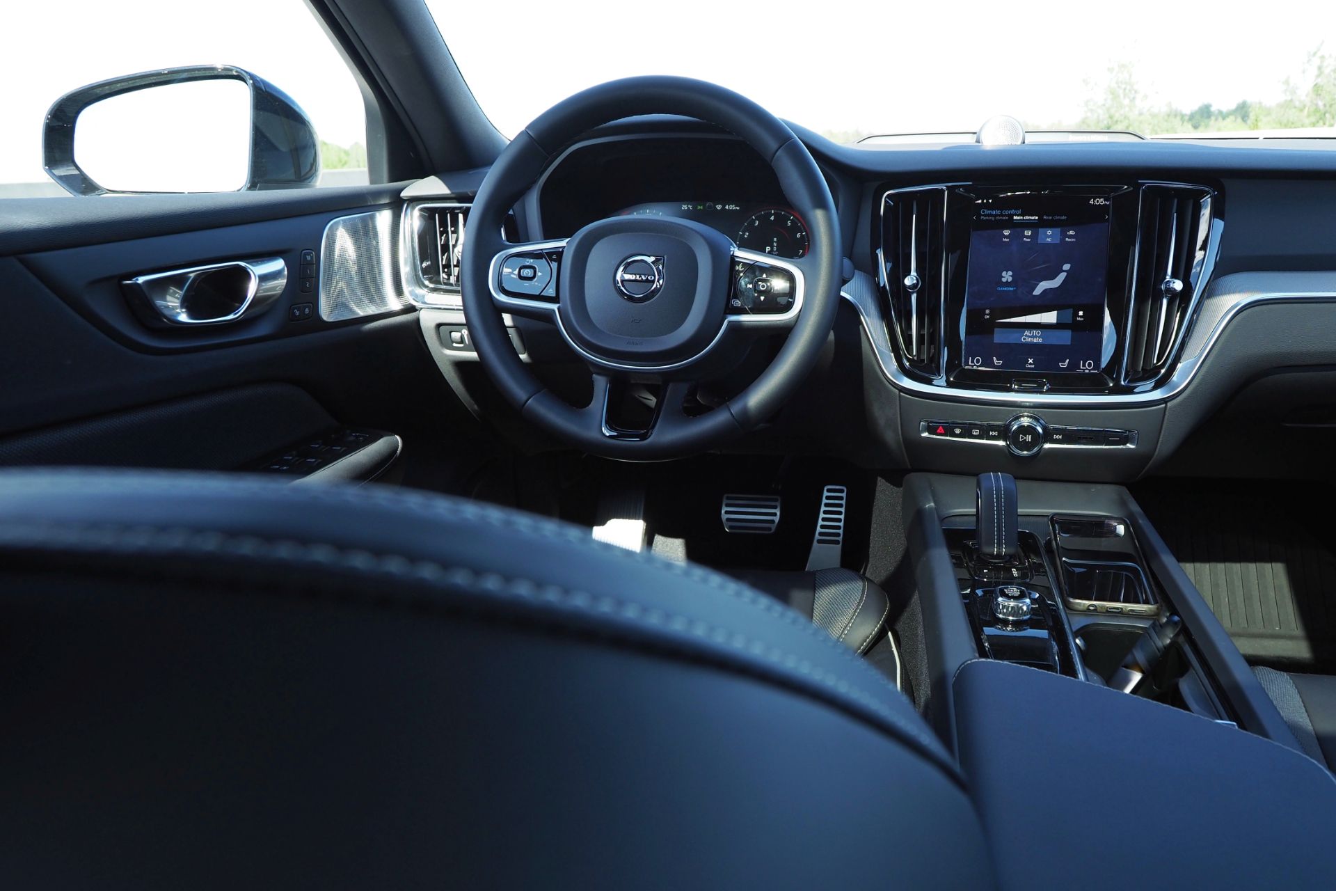 2022 Volvo S60 B5 R-Design Car Review | Driving