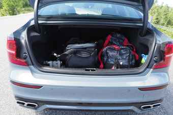 2022 Volvo S60 B5 R-Design Car Review | Driving