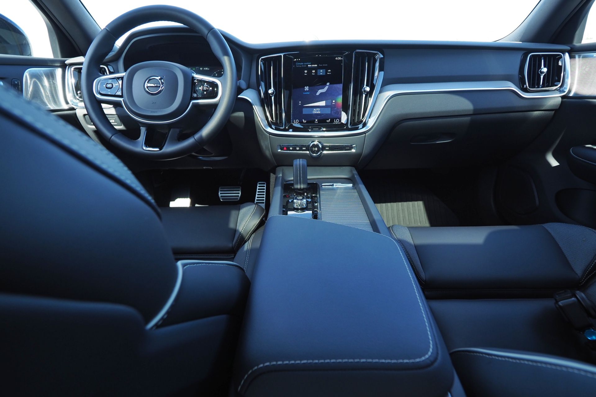 2022 Volvo S60 B5 R-Design Car Review | Driving