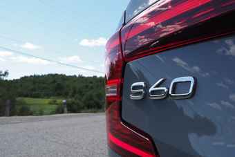 2022 Volvo S60 B5 R-Design Car Review | Driving