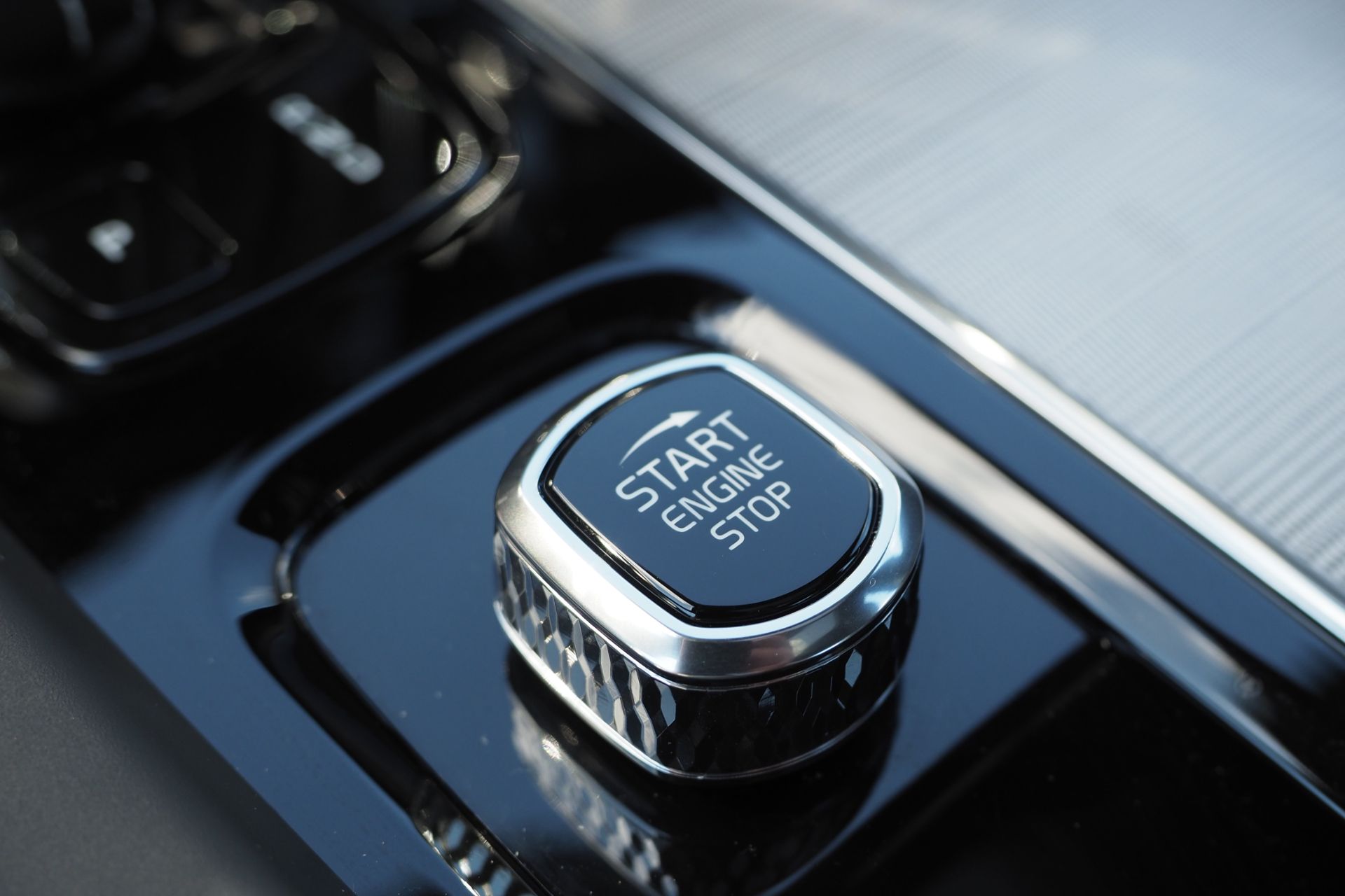 2022 Volvo S60 B5 R-Design Car Review | Driving