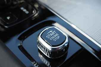 2022 Volvo S60 B5 R-Design Car Review | Driving