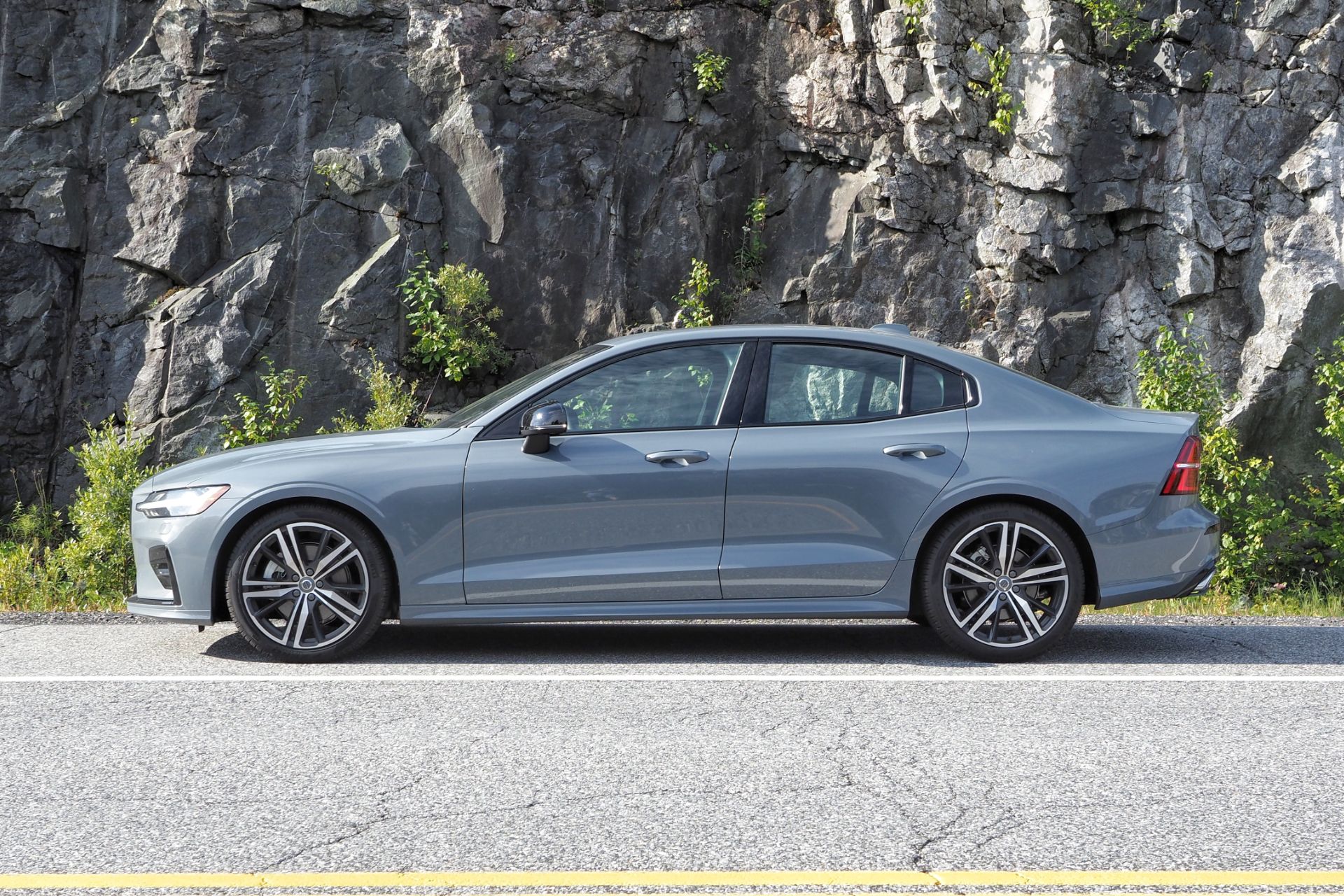 2022 Volvo S60 B5 R-Design Car Review | Driving