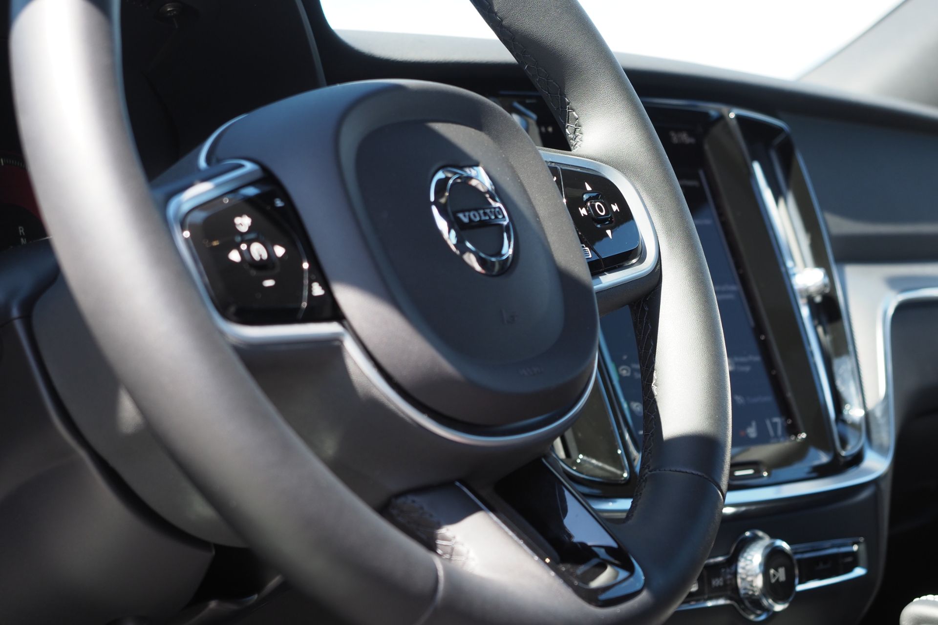 2022 Volvo S60 B5 R-Design Car Review | Driving