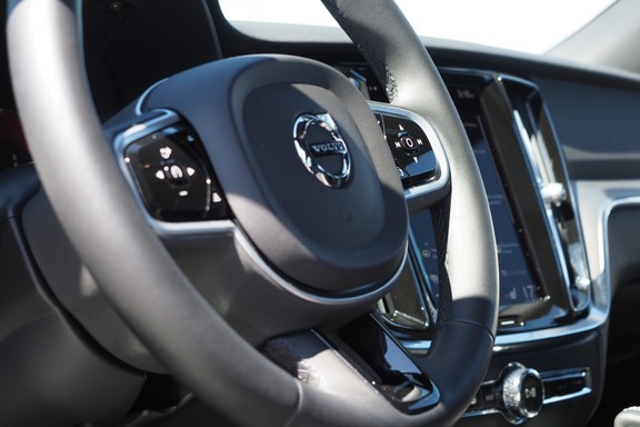 2022 Volvo S60 B5 R-Design Car Review | Driving