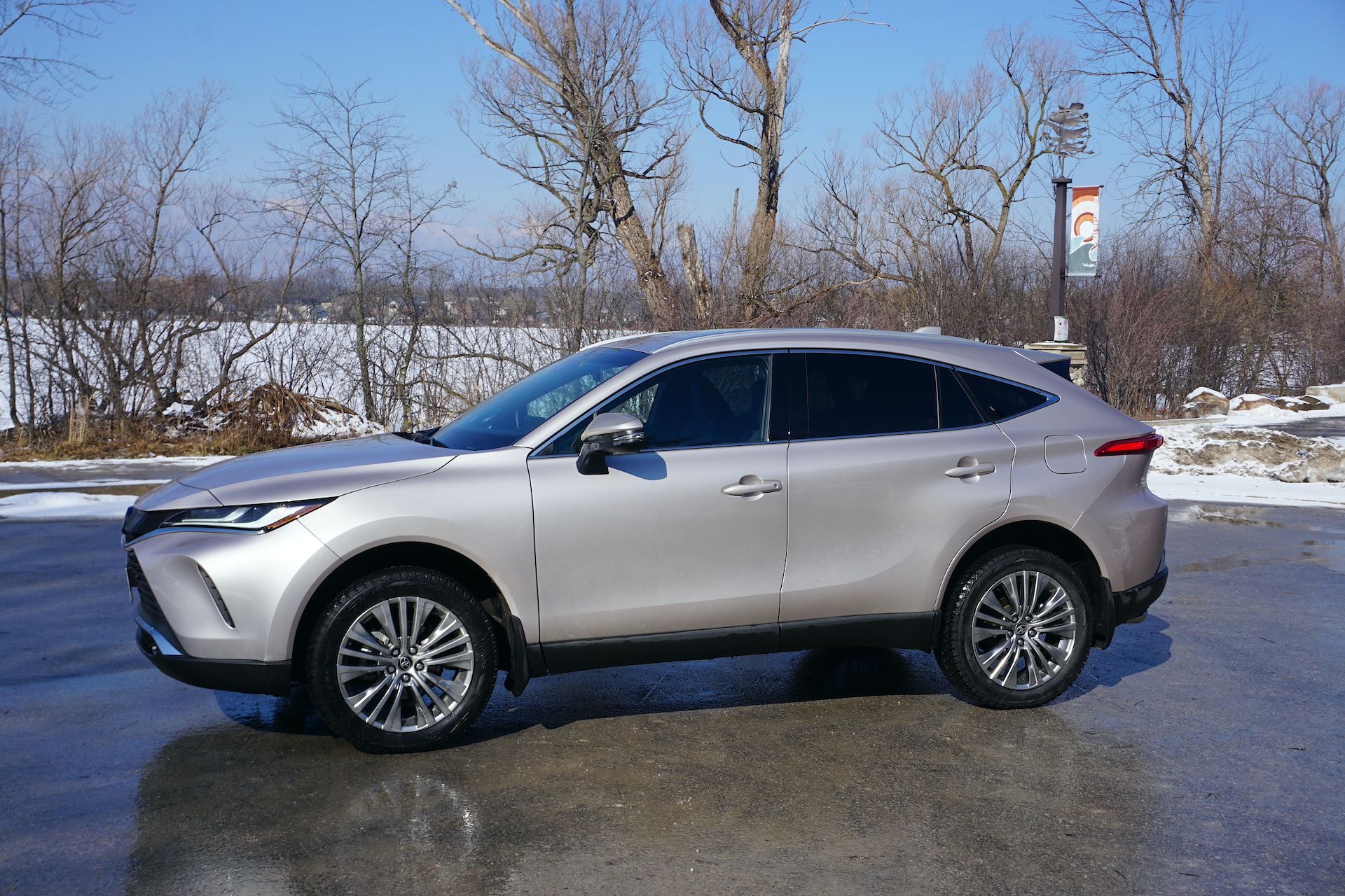 2023 Toyota Venza XLE | SUV Review - Reviews | Driving