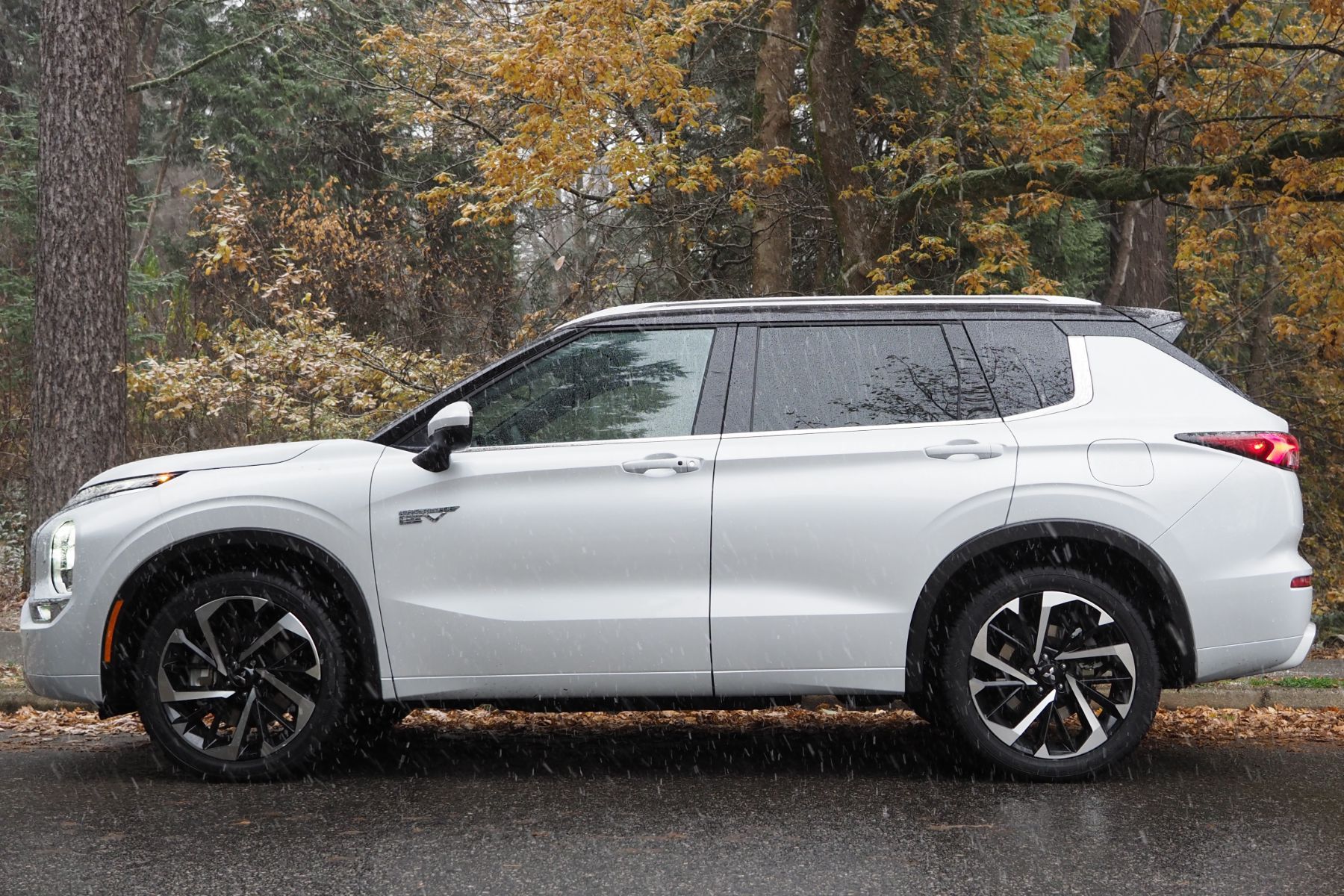 2023 Mitsubishi Outlander PHEV SUV Review - Reviews | Driving