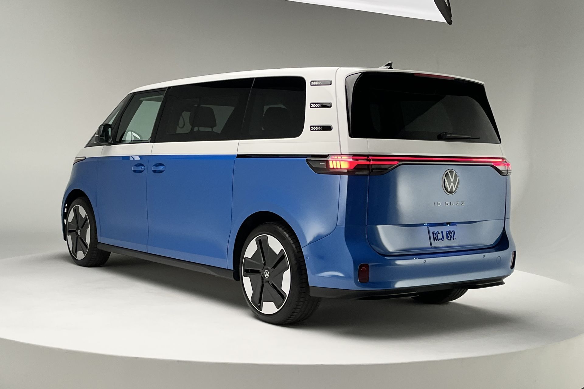 2025 VW ID.Buzz long-wheelbase with Canada-exclusive 5-seat option ...