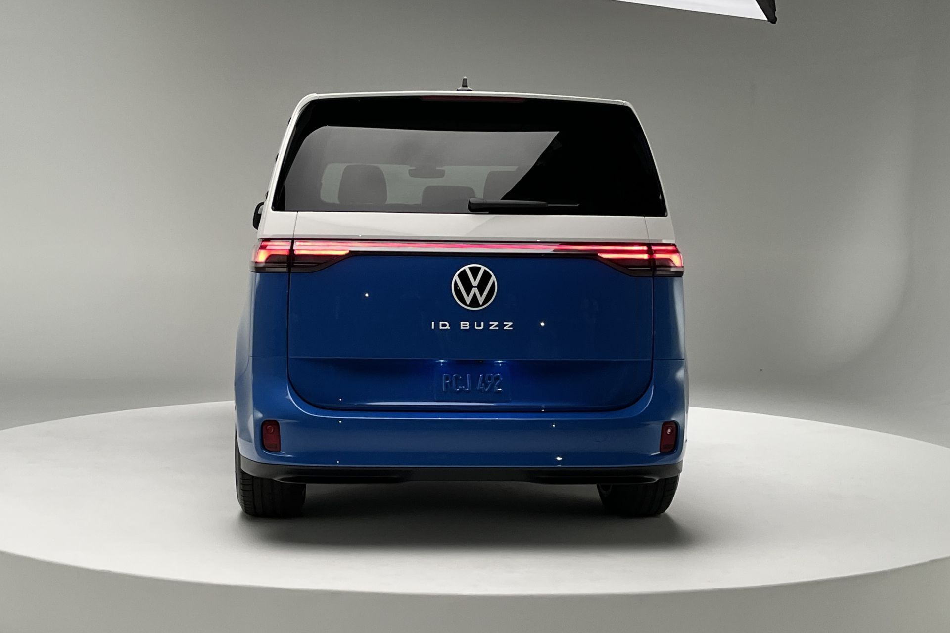2025 VW ID.Buzz long-wheelbase with Canada-exclusive 5-seat option ...