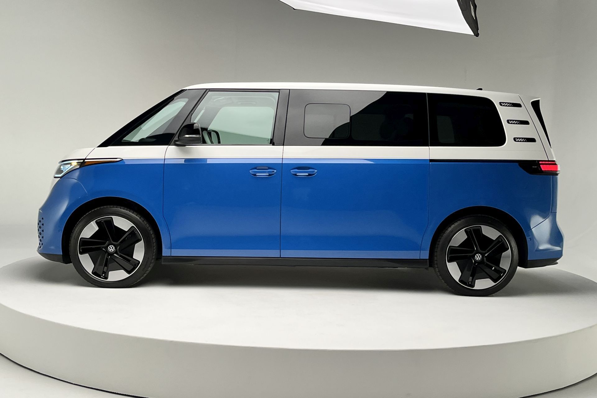 2025 VW ID.Buzz long-wheelbase with Canada-exclusive 5-seat option ...