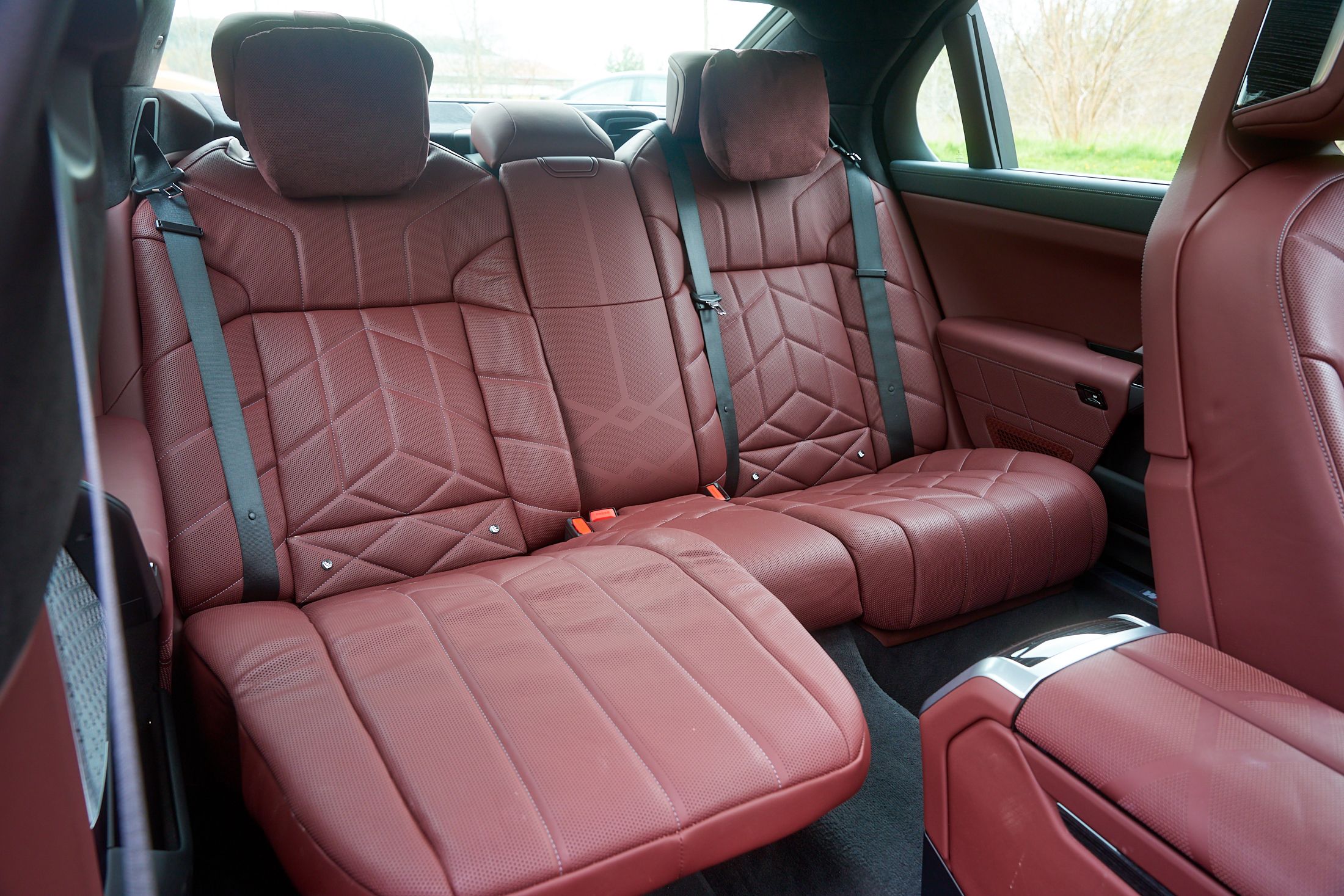 2023 BMW i7 xDrive60 | Luxury Car Review - Reviews | Driving