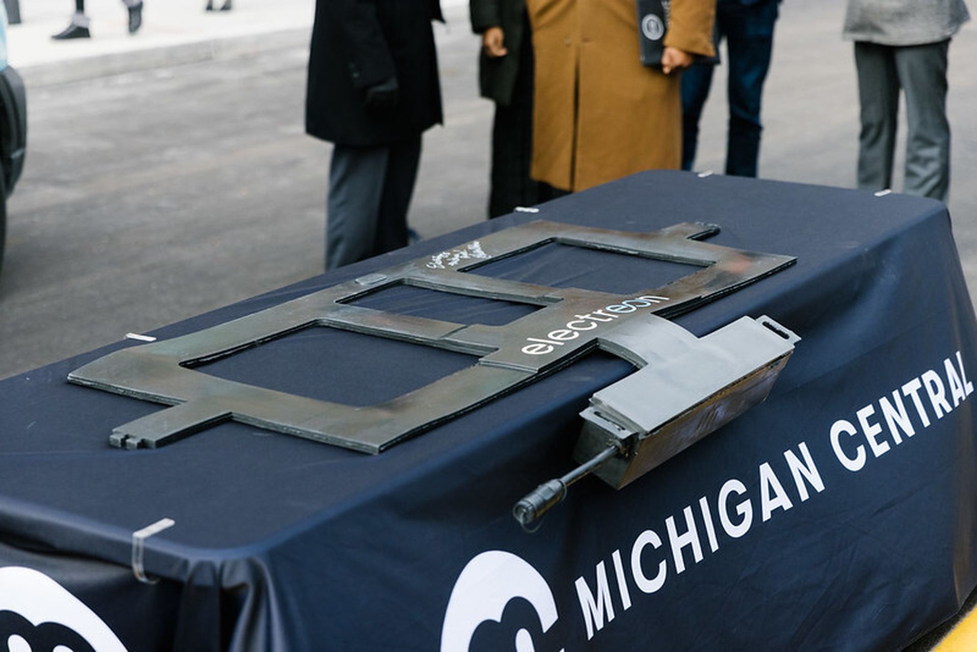 First wireless-charging road in the U.S. powers up in Detroit | Driving