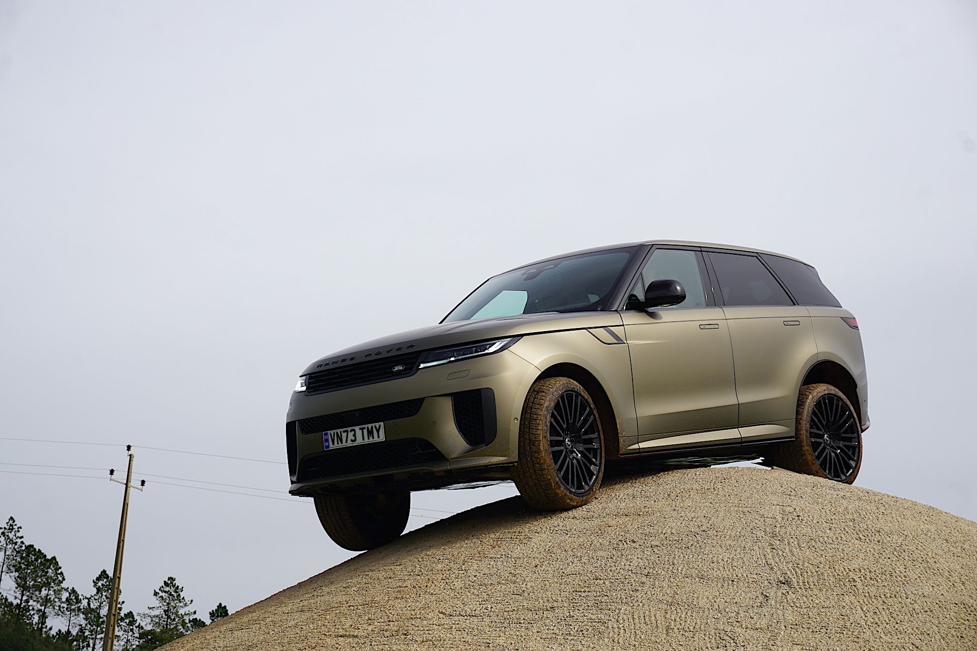 2024 Range Rover Sport SV is a track-worthy, off-road capable SUV ...