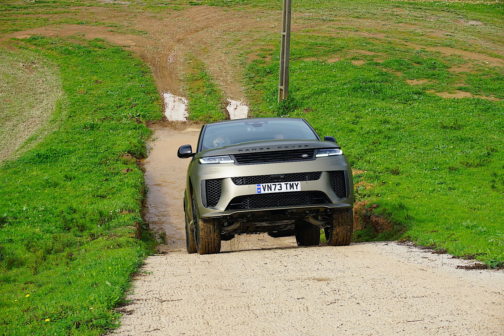 2024 Range Rover Sport SV is a track-worthy, off-road capable SUV ...