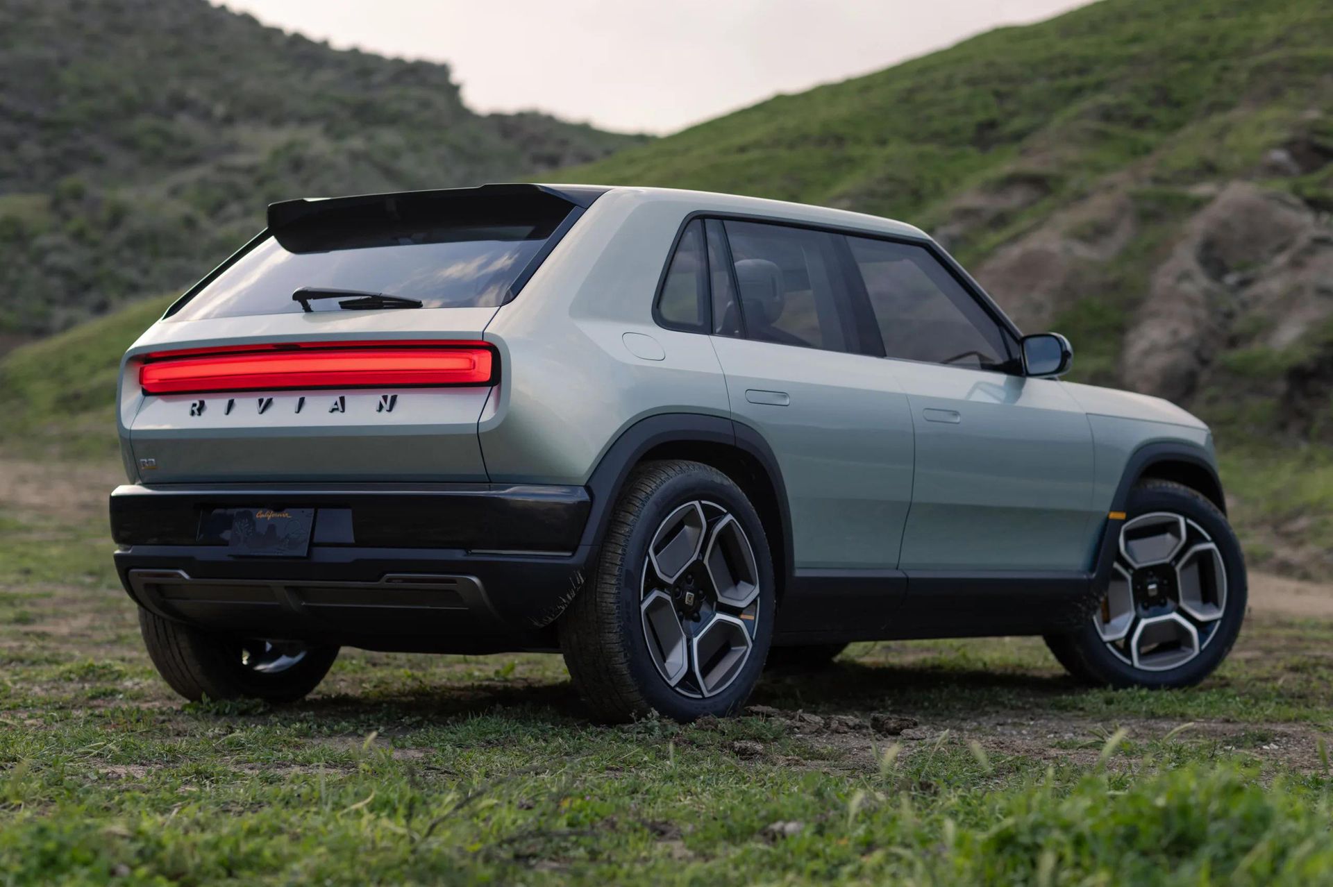 Rivian reveals US$45,000 electric R2 SUV, to bow 2026 - Reviews | Driving