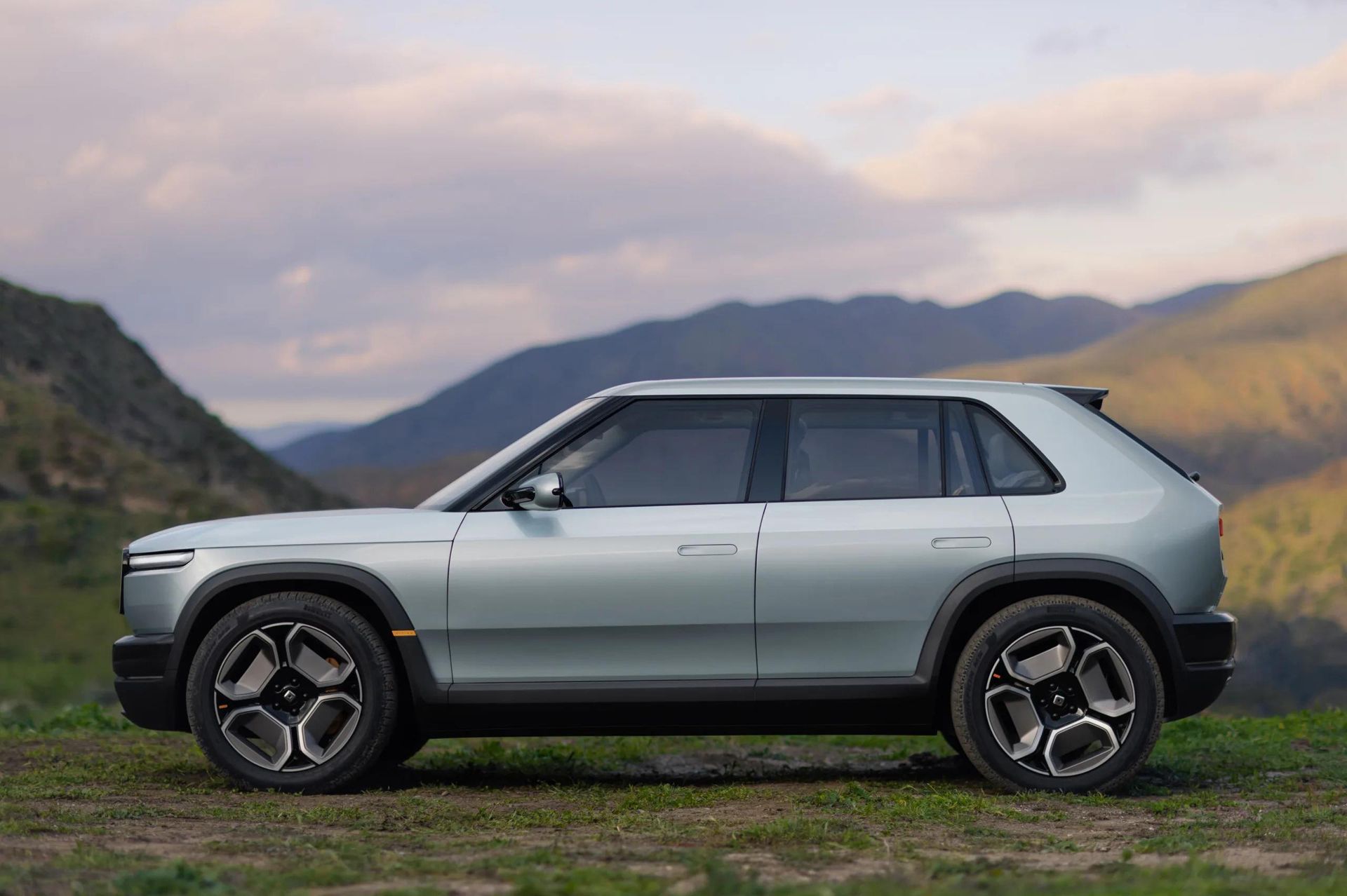 Rivian reveals US$45,000 electric R2 SUV, to bow 2026 - Reviews | Driving