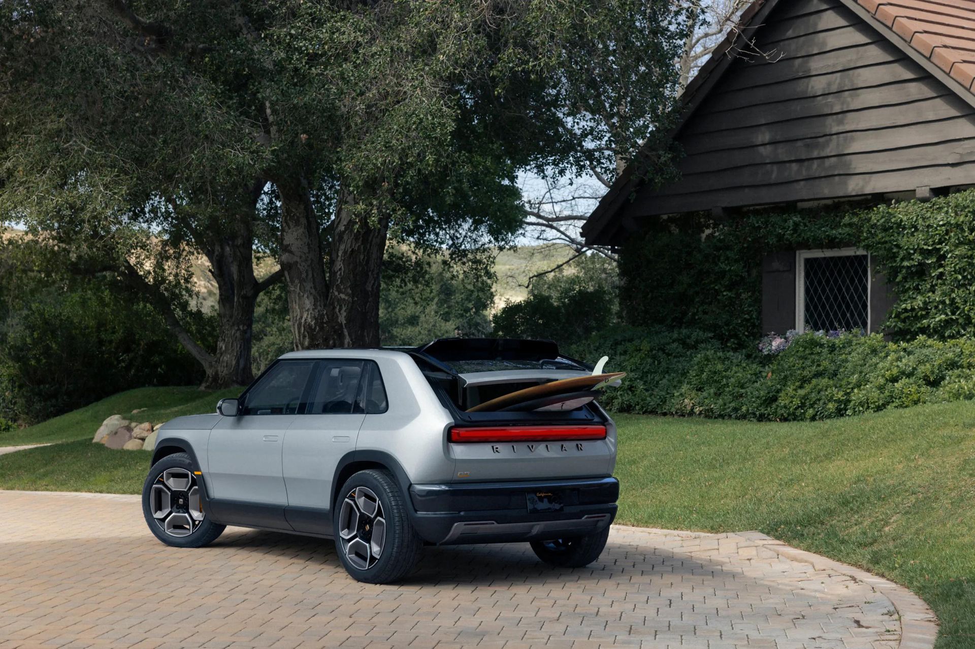 Rivian reveals US$45,000 electric R2 SUV, to bow 2026 - Reviews | Driving